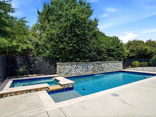 902 Dowling Court
