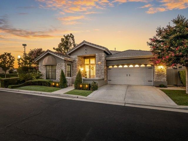 902 E Mill Creek Dr, Fresno, CA 93720