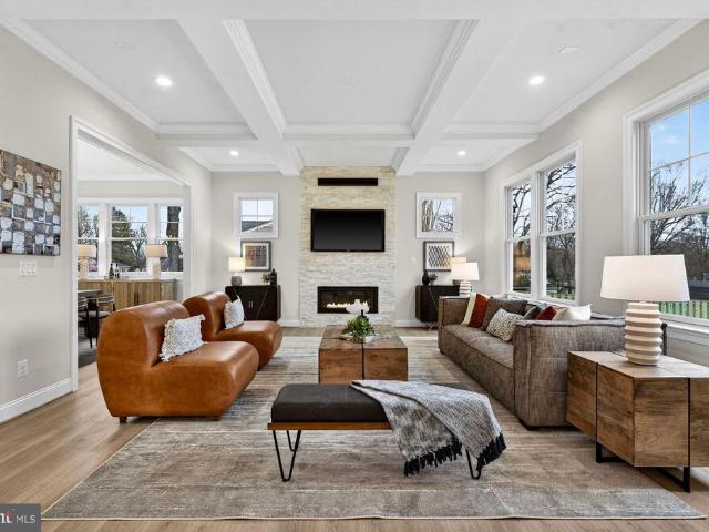 902 Olympian Circle SW
