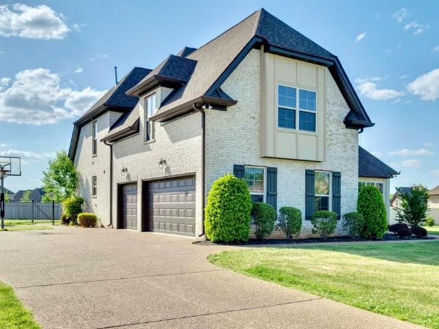 902 Larkspur Ln