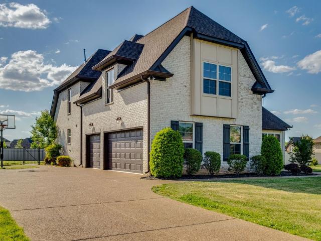902 Larkspur Ln