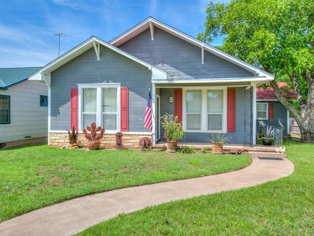 902 N 6th St, Ballinger, TX 76821