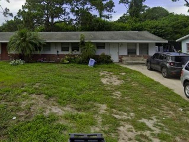 902 N Lake Dr, Fort Pierce, FL 34982