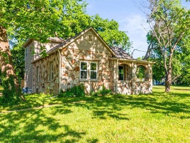 902 S Pine St, Holden, MO 64040