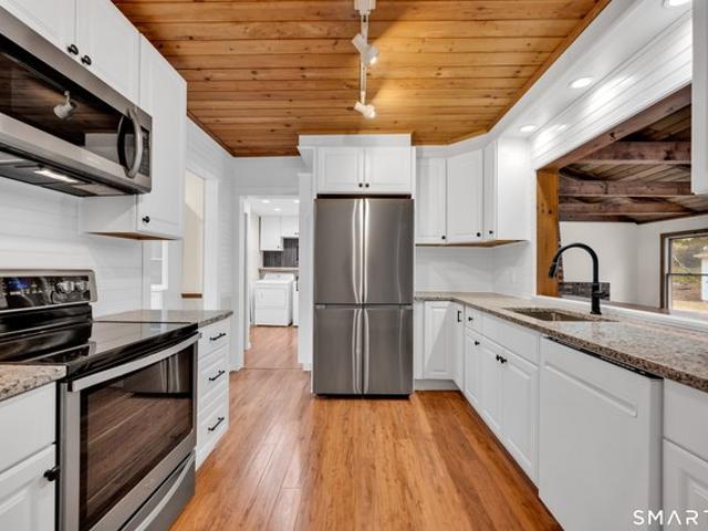 902 W River St, Milford, CT 06461