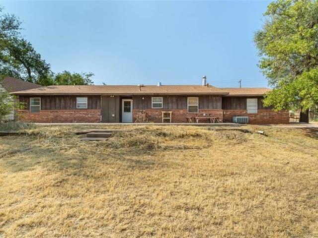 903 B St, Arapaho, OK 73620
