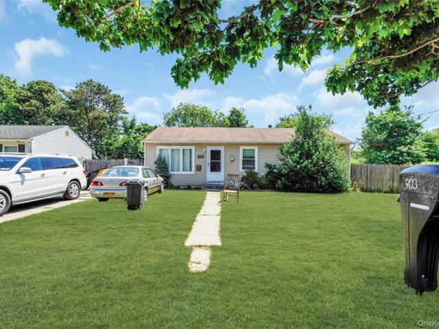 903 Provost Ave, Bellport, NY 11713