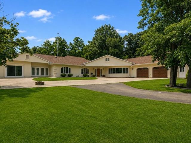903 W Hazel Ridge Rd, Elkhorn, WI 53121