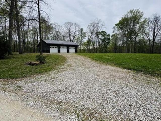 9045 E Pine Road Cmn, Bloomfield, IN 47424