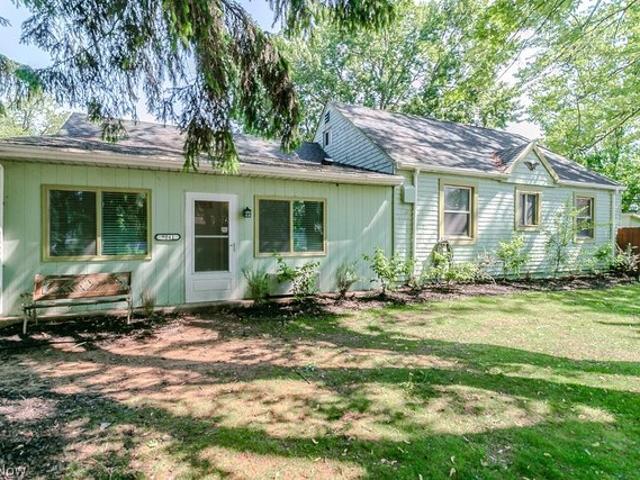 9041 Maiden Ln, Mentor, OH 44060