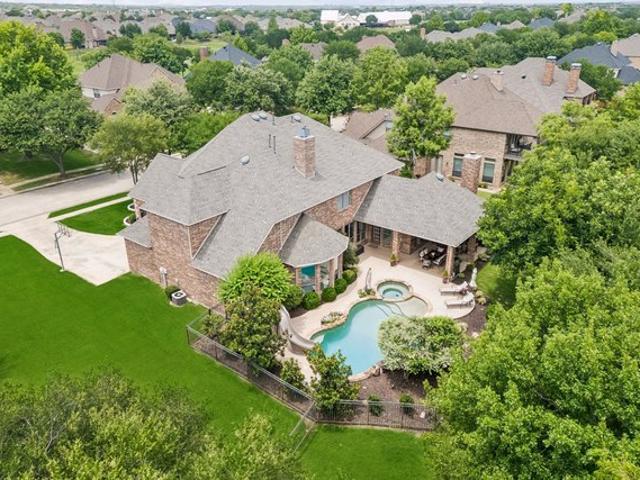 9041 Crockett Dr, Lantana, TX 76226