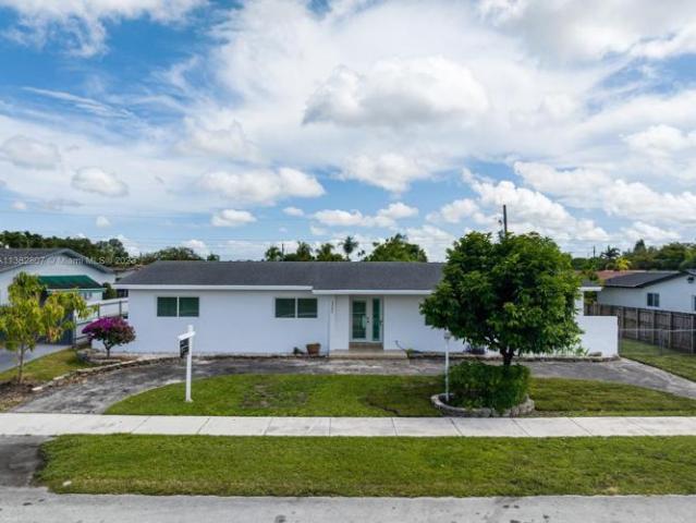 9042 65th Ter SW, Miami, FL 33173