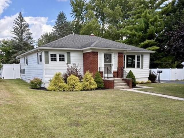 904 Gibbs St, Caro, MI 48723