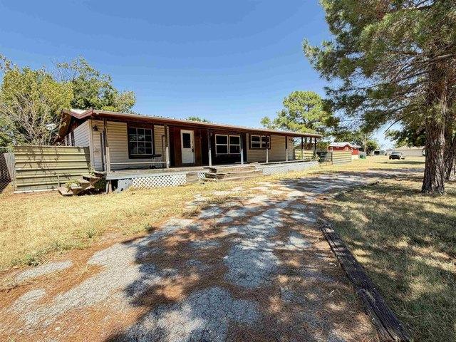 904 E Pasadena St, Iowa Park, TX 76367