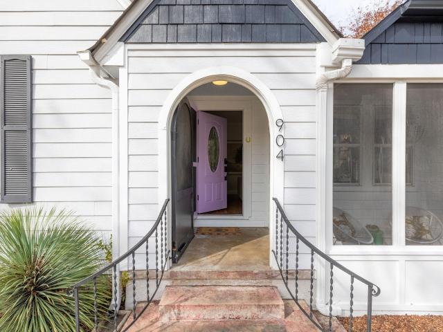 904 Josephine St