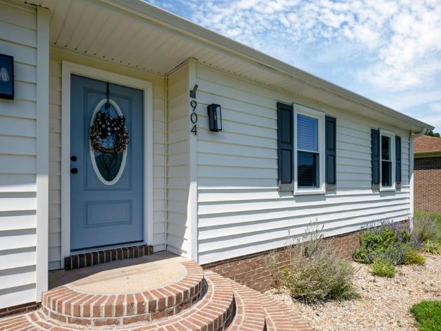 904 Levee LN