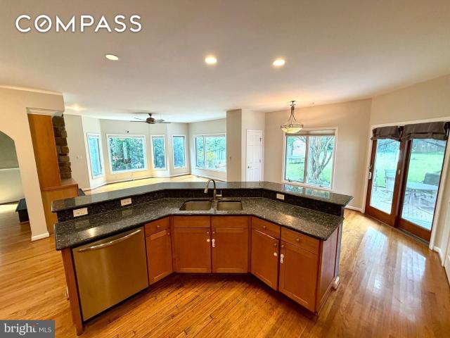 904 Lincoln Ave, Falls Church, VA