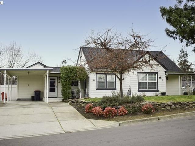 904 N Keene Way Dr, Medford, OR 97504