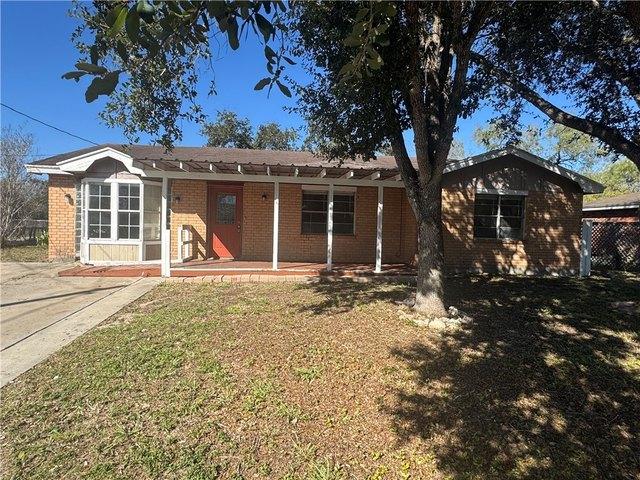 904 W Walton St, Beeville, TX 78102