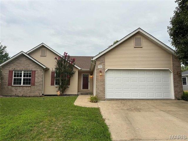 904 Woodland Dr, Maryville, IL 62062