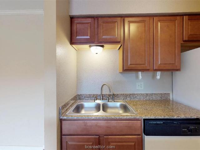904 University Oaks Boulevard 22