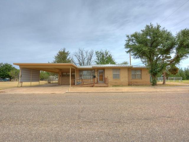 905 10th St, Ralls, TX 79357