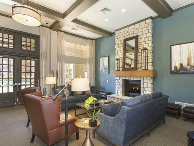 $905 / 2br 723ft² Comfort and Design, Simple FWY Entry, Private Storage Avail