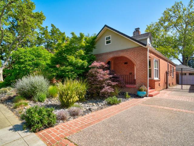 905 47th St, Sacramento, CA 95819 | MLS #226041 | Compass