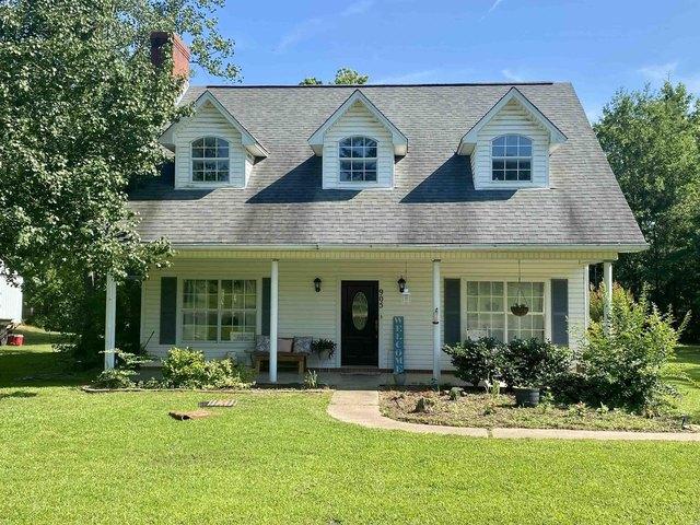 905 Country Club Dr, Hope, AR 71801
