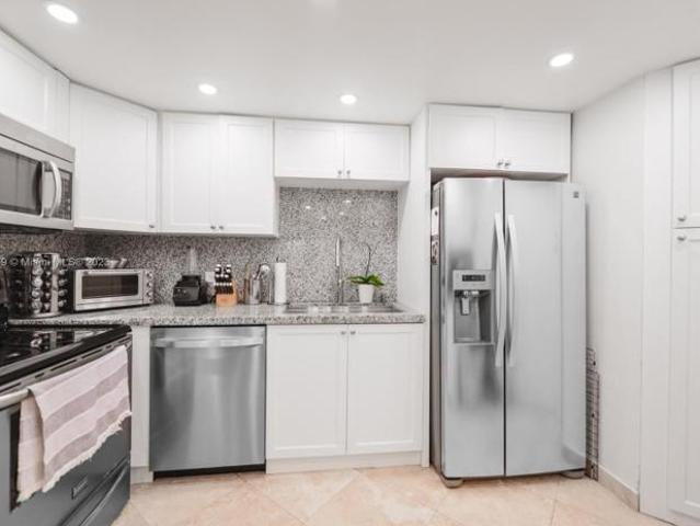 905 Brickell Bay Dr #1424, Miami, FL 33131