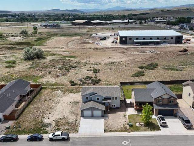 905 Flicker St, Douglas, WY 82633