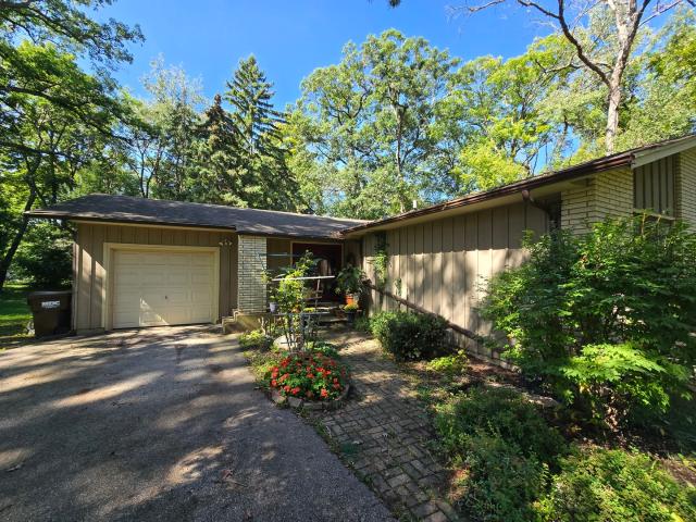 905 Hickory Rd, Woodstock, IL 60098 | MLS #12568 | Compass