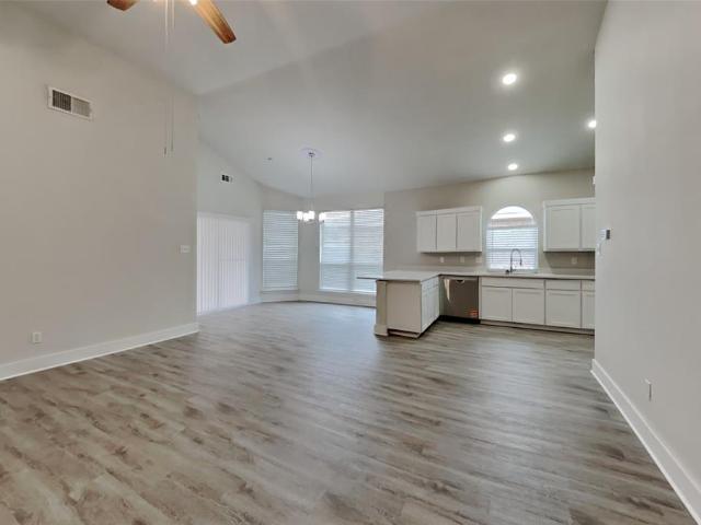 905 Hunter Lane