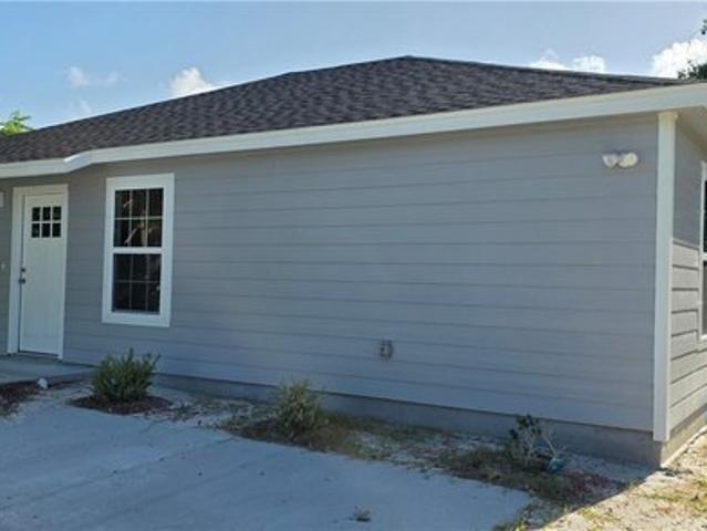 905 N Pearl St, Rockport, TX 78382