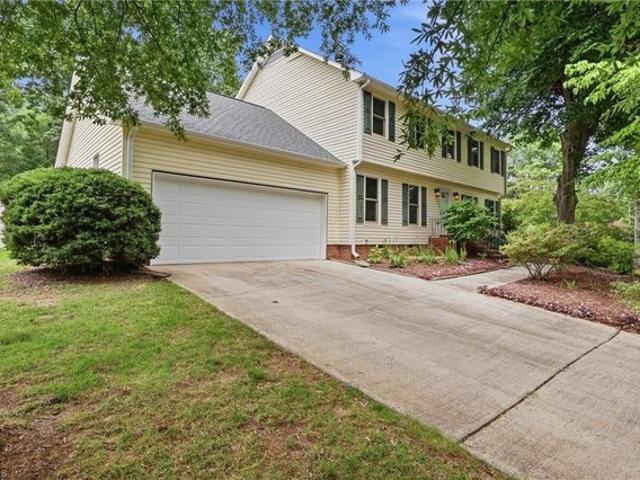 905 Northshore Ct, High Point, NC 27265