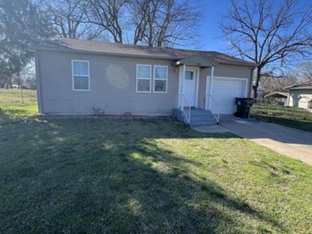 905 S Griffith Ave, Aurora, MO 65605
