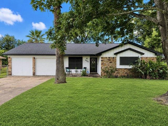 905 Southside Dr, Angleton, TX 77515