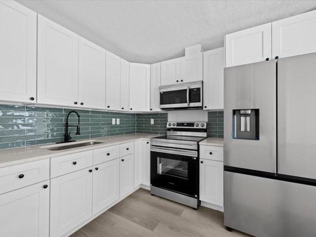 905 SE 10th St, Stuart, FL 34994