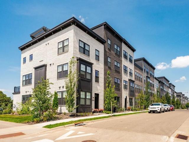 905 Woodlawn Ave, Saint Paul, MN 55116