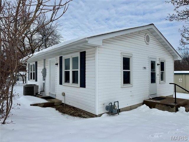 905 William St, Bowling Green, MO 63334