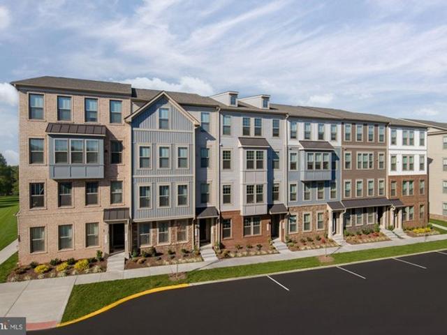 905B Glasgow Ln, Manassas Park, VA 20111