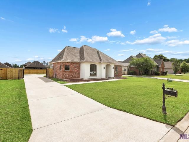 9066 Willow Point Dr, Denham Springs, LA 70726 | MLS #BR2026006 | Compass