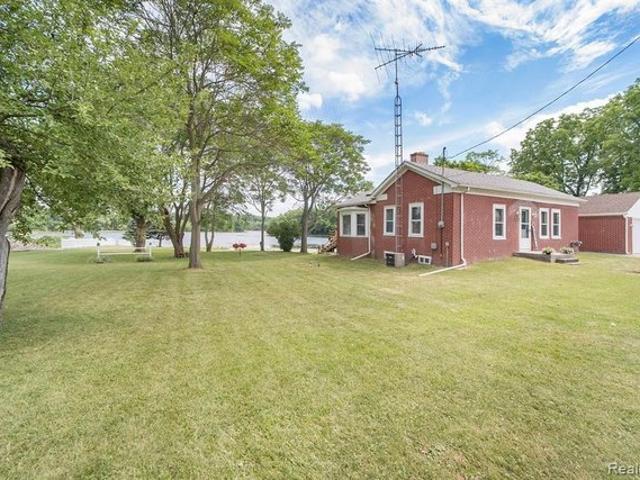 9068 Perry Rd, Atlas, MI 48411