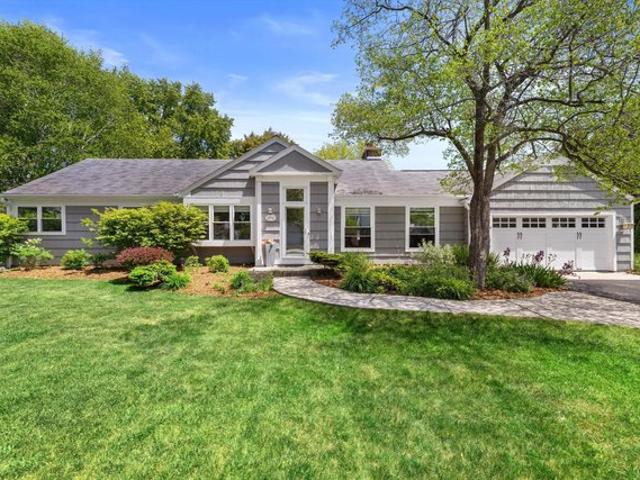 9060 N Meadowlark Ln, Bayside, WI 53217