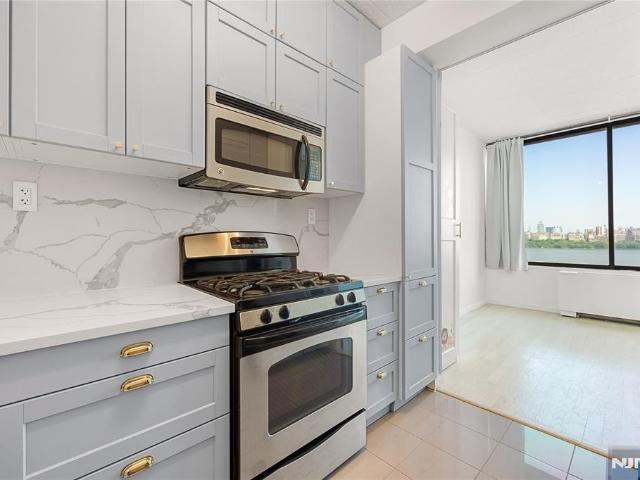 9060 Palisade Avenue # 404