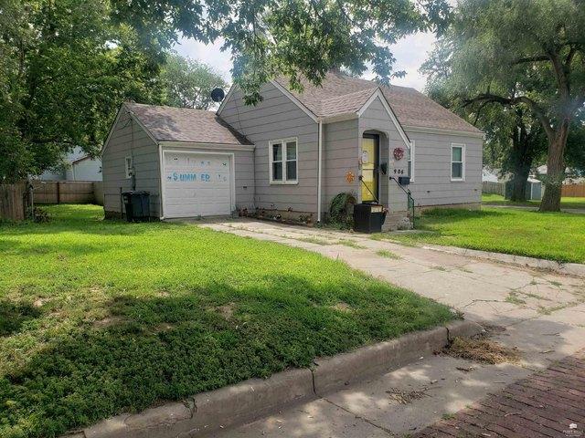 906 10th St, Clay Center, KS 67432