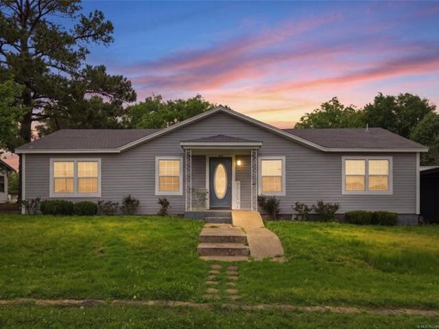 906 1st St, Quinton, OK 74561