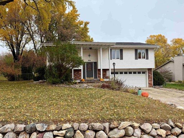 906 6th St, Spirit Lake, IA 51360
