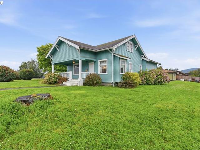 906 C St, Myrtle Point, OR 97458