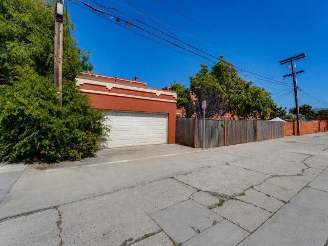 906 A Ave